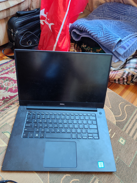 Noutbuk Dell core i7 sotiladi