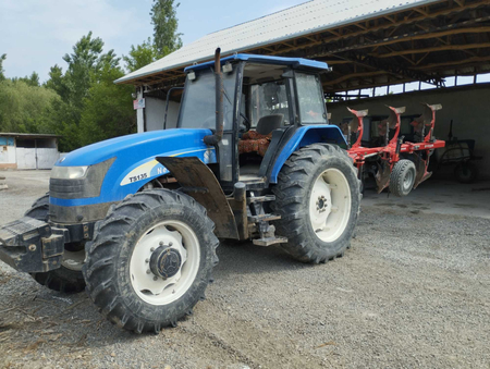 New Holland TS 135 traktori Akpil plugi bilan sotiladi. Plugi yangi