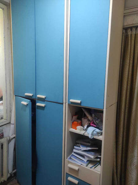 Деревянная двухъярусная кровать и платяной шкаф с пеналом