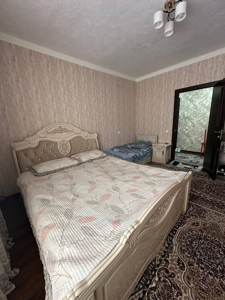 Dom sotiladi 6 etj 2 xona barcha mebel texniklari bilan yolni boyida