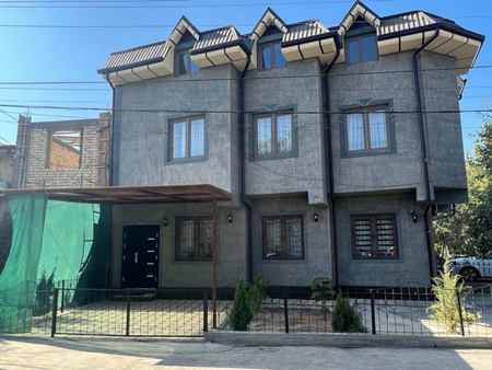Саракулька 3 этажный дом 5 комнат 1.5 сотки 145м2