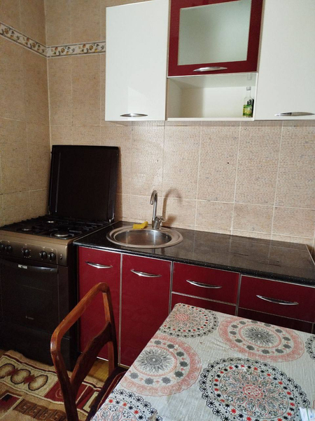 Максим горький метро срочно сдам 2 комнатную  квартиру с обстановкой