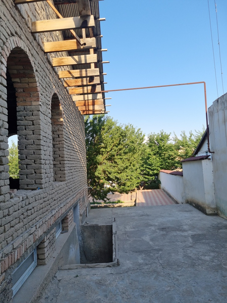 Срочно продаётся двор 7 сотих 7 комната возле гор больница