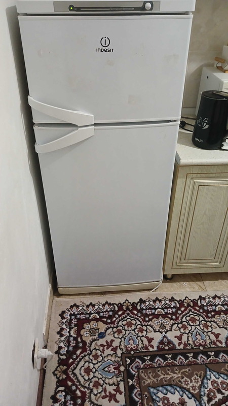 Indesit холодильник (muzlatgich sotiladi) продается