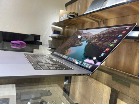 Macbook PRO 15 Intel Core i9-9880H озу32гб 512ssd Radeon Pro 560X 4гб