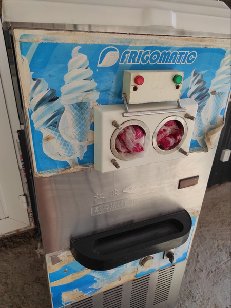 Frezer 380 marojni apparat sotiladi