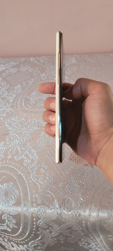 Samsung Galaxy Note 10+5G 12/256gb сотилади айби йўқ аёл киши тутган