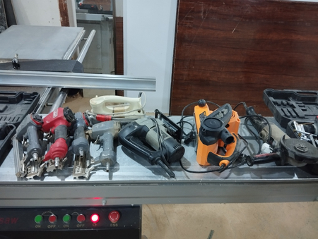 Mebel ishlab chiqarish uskunalari barcha jixozlari bilan sotiladi.