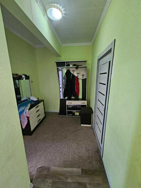 2 xonali 64m² 5-qavat, ko‘plab jihozlari qoladi.
5 qavatli panelniy