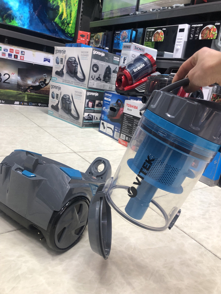 Пылесос циклонический от Vitek ( Австрия ) 3,5Л. 3000 Ватт.