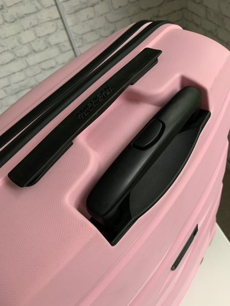 Чемодан на колесах American Tourister размер M 57,5 литров
