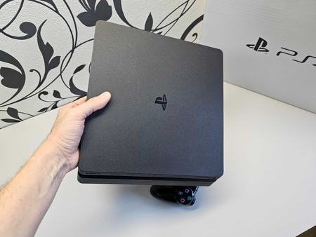 ПРОДАМ PlayStation 4 Slim на 1000GB +Игры Закачены. Состояние ОТЛИЧНОЕ