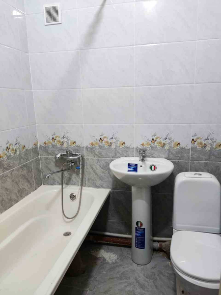 Своя 1/2/4 возле метро. Кирпич, 2х6