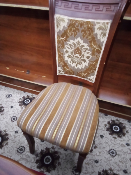 Срочно продам стол и 5 стульев