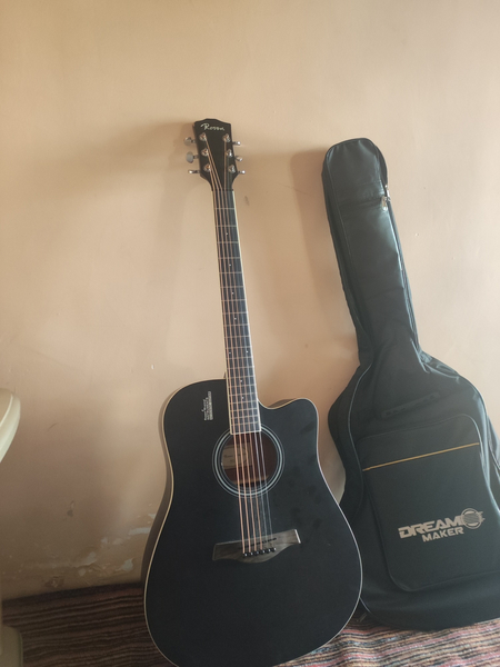 Akustik gitara chiholi bilan 900min