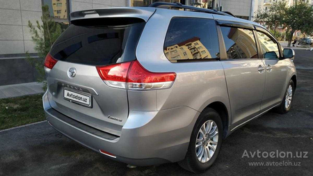 Срочно Продаю TOYOTA Sienna 2011