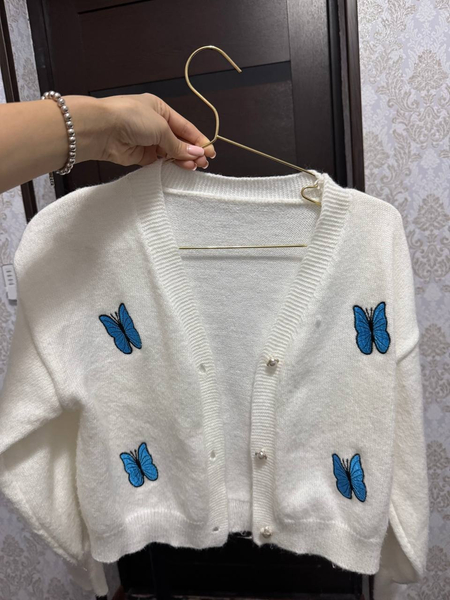Кофточки с пуговицами , качественные вещи в хорошем состоянии. 50.000