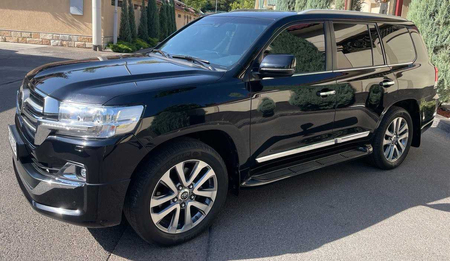 Владелец продаёт легенду: Toyota Land Cruiser 200