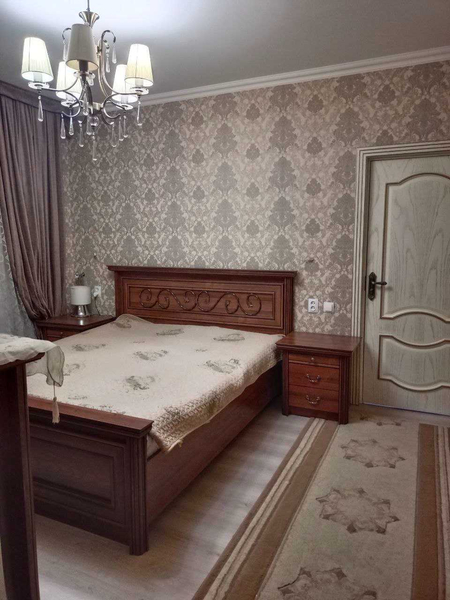 Mirzo-Ulugbek tumani 77 setiya 5 xonali uy kirpich 4 etag 4 etagli dom