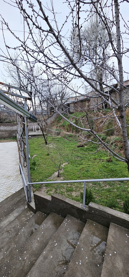 Ховли сотилади чирчикда