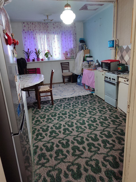 Сергели.   Массив Строитель.   Продаётся 3-комнатная.