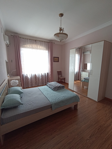 Продам , метро Космонавтов, 6 соток, 7 комнат, 2х этажный дом