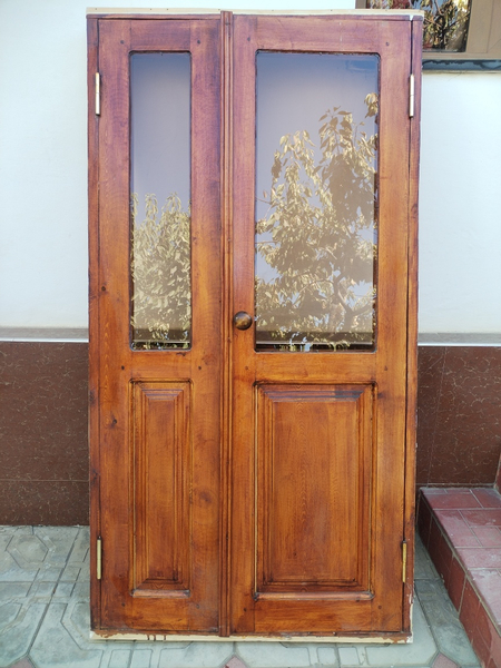 Продается лакированный деревянный дверь