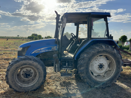 Traktor New Holland TL100 Sotiladi