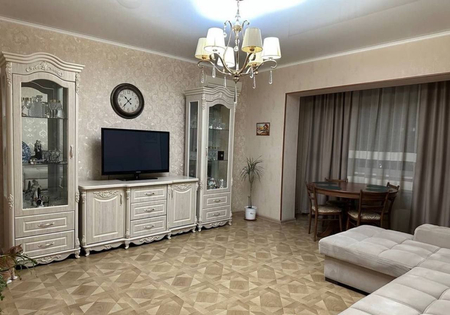 Квартира на Бобура-Джуманджи 2/3/3 общ пл 70м,кирпич  Высокие потолки
