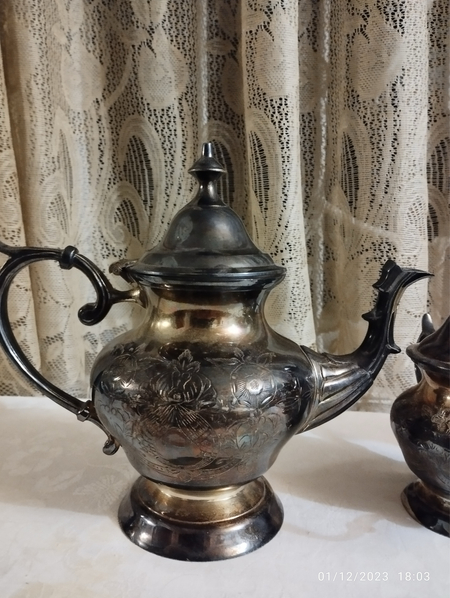 Стариный набор посуд :чайник,