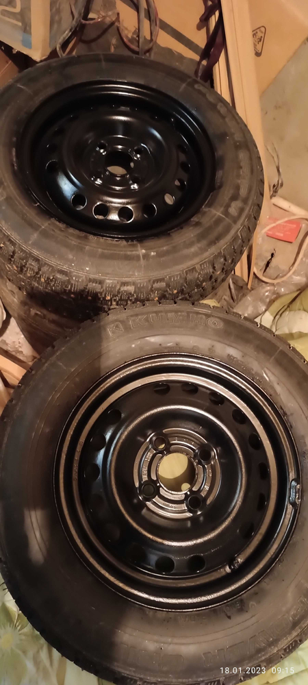 Два шипованных баллона с дисками kumho сняты от nexia 1 175-70-г13