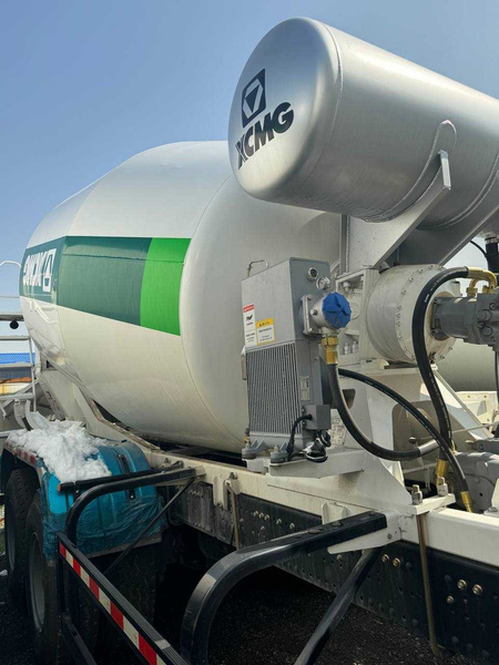 Автобетоносмеситель газовый XCMG шасси Shacman миксер 10 куб в наличии