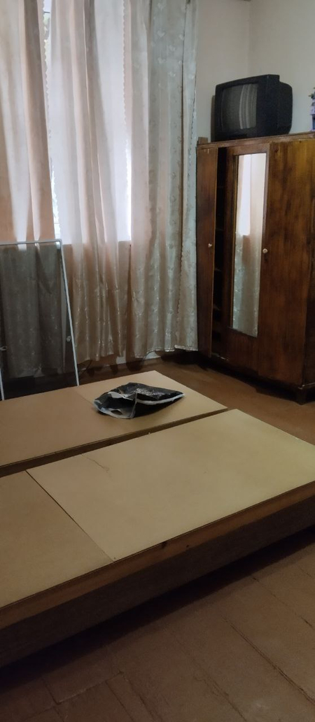 Продам 2-х комнатная квартира, первый этаж. 
Частично мебелерованая.