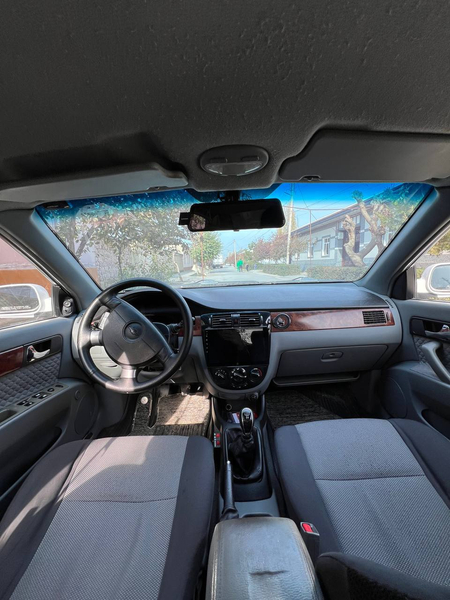 Lacetti 1.8 sotiladi