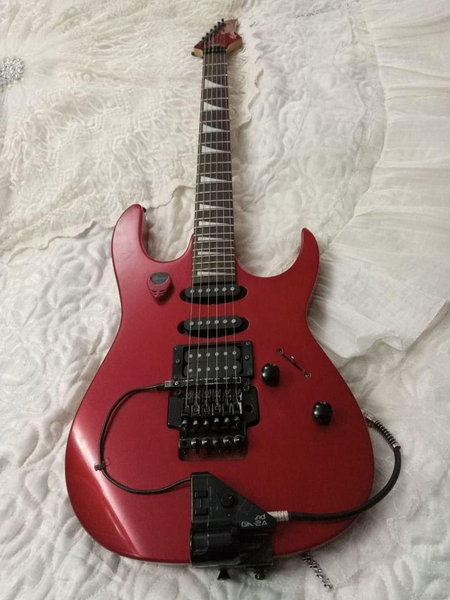 Gitara sotiladi ekvalayzeri bilan birga
