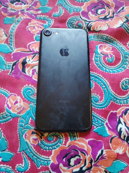Iphon 7  32 gbli