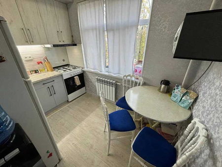 В Тинчлике 1 комнатная переделанная в 2 на 2м этаже, евроремонт, 44 м2