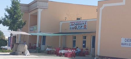 Do’kon sotiladi, mo’ljal Stansiya temir yo’l, yo’l yoqasida