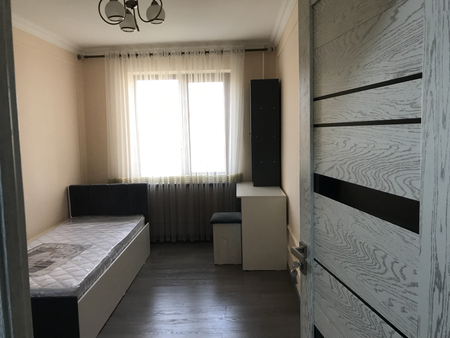 Продается 3-х комнатная  квартира. Адрес Согдиана мед. Коледж.