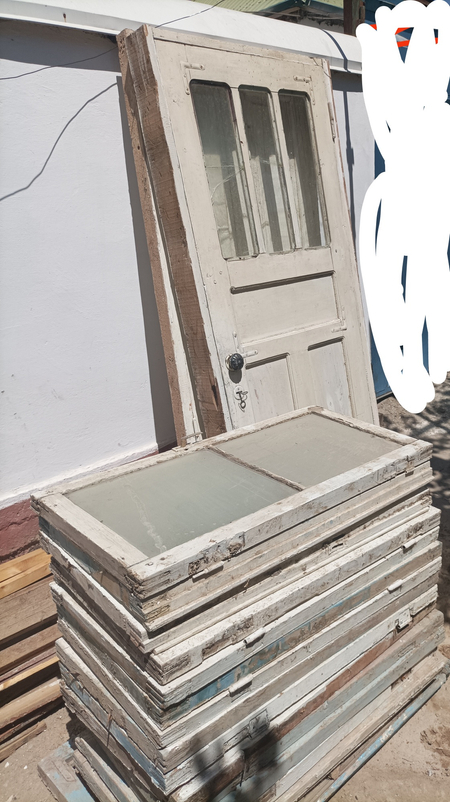 Taxta eshik derazalar sotiladi