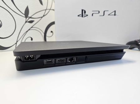 ПРОДАМ PlayStation 4 Slim на 1000GB +Игры Закачены. Состояние ОТЛИЧНОЕ