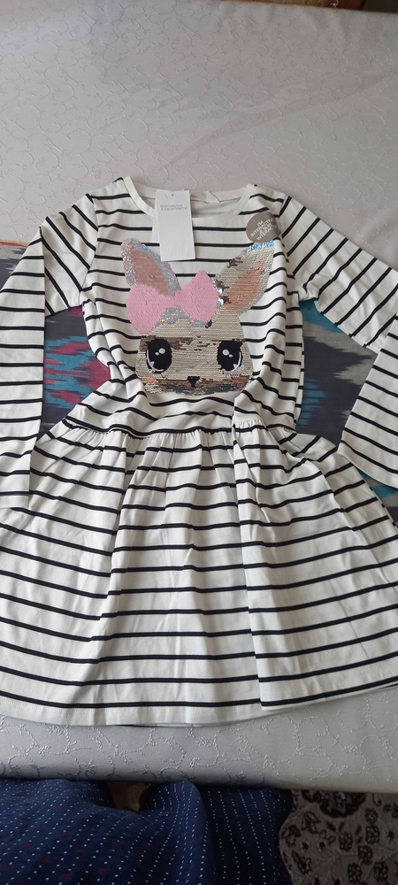 Платье для девочек от бренда H&m с пайетками. На 6-8 лет.