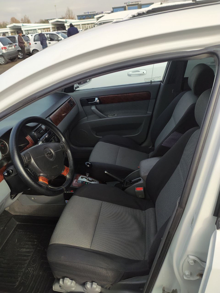 Chevrolet Lacetti 1,8 sotiladi holati yahshi ozimmizzi moshina