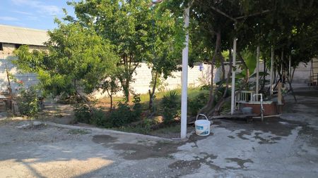 Hovli uy sotiladi