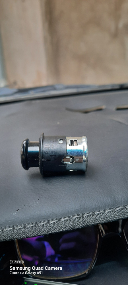Продам прикурител сигарет от подлокодника mercedes w204.состояние отли