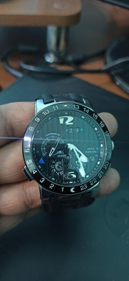 Ulyes Nardin Automatic mexanika soati qol harakati bilan ishliydi. Hol