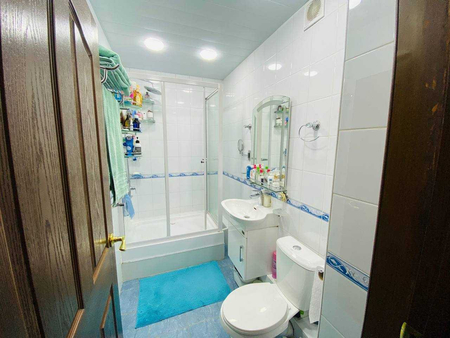 Срочно продам 5 ти комнатную квартиру рядом с метро космонавтов