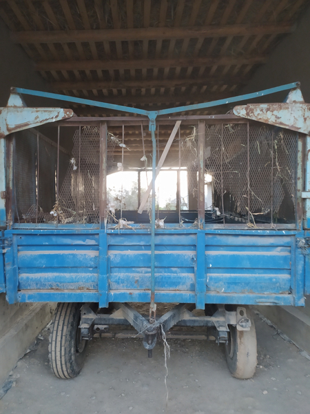 Traktor prsebi sotiladi