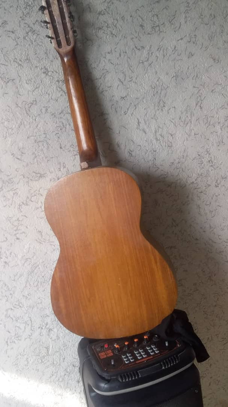 Gitara, muzikalniy instrument.
