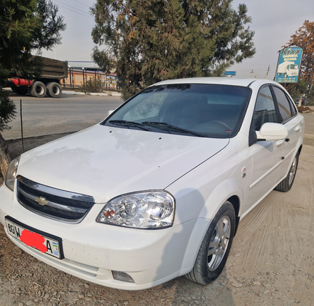 Lasetti 1.8 sotiladi